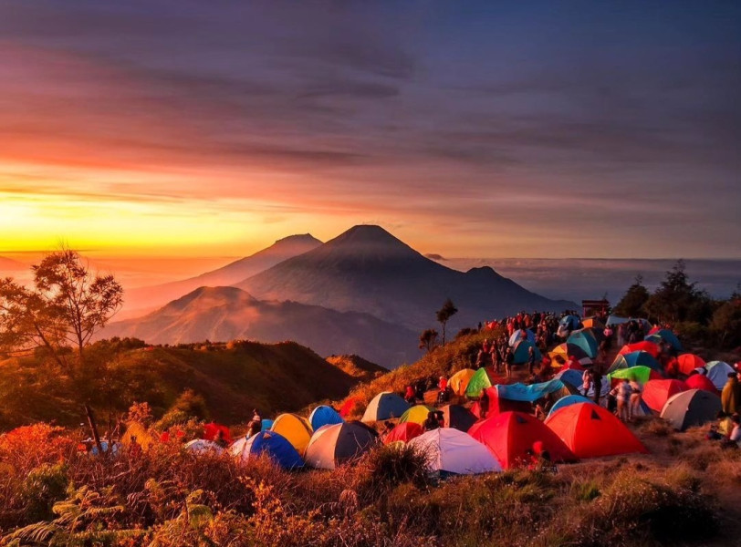 Menikmati Sunset dan Sunrise Sekaligus di Puncak Gunung Prau ...