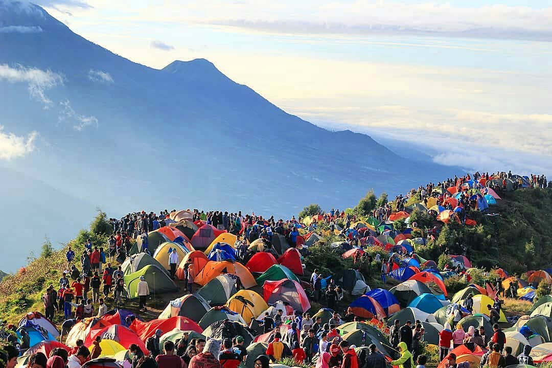 Menikmati Sunset dan Sunrise Sekaligus di Puncak Gunung Prau ...
